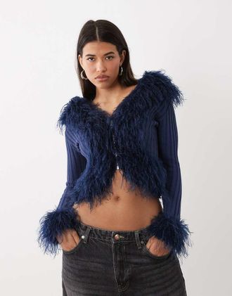I.AM.GIA Cressida kompakte Strickjacke mit flauschigem Kunstpelzbesatz und Rei&szlig;verschluss in Marineblau