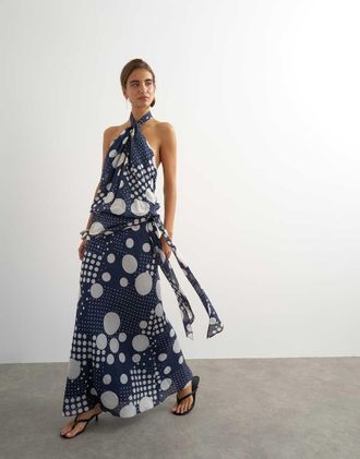 Topshop robe longue &agrave; col halter, taille basse et d&eacute;tail nou&eacute;, bleu marine &agrave; pois m&eacute;lang&eacute;s-Noir