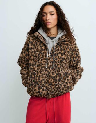 Oysho Jacke aus Kunstlammfell mit Leopardenmuster in Braun