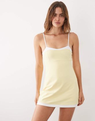 Abercrombie & Fitch YPB - Robe de sport courte et sculptante avec d&eacute;collet&eacute; en coeur - Jaune beurre
