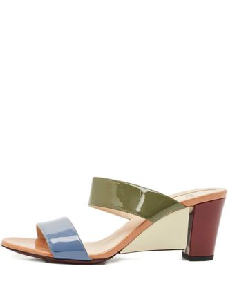 Fendi sandales mules compens&eacute;es en cuir verni - Bleu