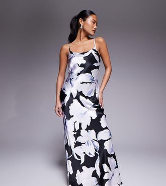 Forever New Robe nuisette longue en satin imprim&eacute; fleuri avec bretelles fines et encolure d&eacute;gag&eacute;e - Bleu