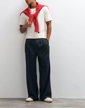 Cotton On superweite Hose mit Falten in dunklem Anthrazit mit Nadelstreifen-Multi