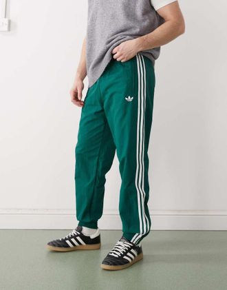 adidas Originals Firebird - Gewebte Trainingshose in Collegiate Green-Gr&uuml;n