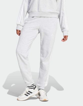 adidas adidas Performance - Essentials - Pantalon resserr&eacute; aux chevilles en tissu &eacute;ponge &agrave; 3 bandes - Gris chin&eacute; clair/blanc