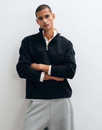Arket lang&auml;rmeliger sportlicher Pullover mit halbem Rei&szlig;verschluss in Schwarz