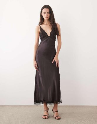 Mango Satin-Maxikleid in kr&auml;ftigem Rot mit zartem Spitzenbesatz