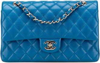 Chanel sac porté épaule Classic Caviar Double Flap médium (2020) - Bleu