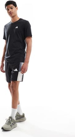adidas adidas Training - Essentials - Shorts mit den drei Streifen und Blockfarben-Design in Schwarz und Grau