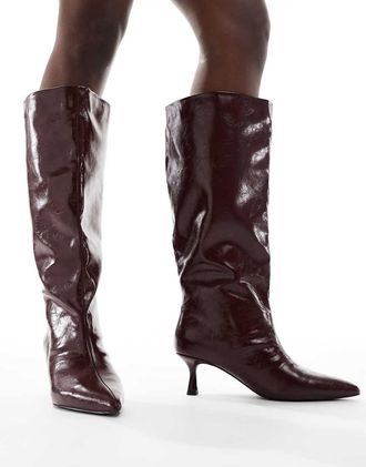 Asos Crimson - Kniehohe Stiefel in Burgunder zum Hineinschl&uuml;pfen mit Kitten-Absatz-Rot