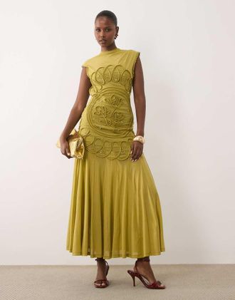 Asos Robe longue col montant avec broderies en cordon et perles nacr&eacute;es - Tabac-Marron
