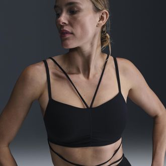 Nike Brassi&egrave;re de sport rembourr&eacute;e &agrave; maintien l&eacute;ger Nike Zenvy Strappy Wrap pour femme - Noir