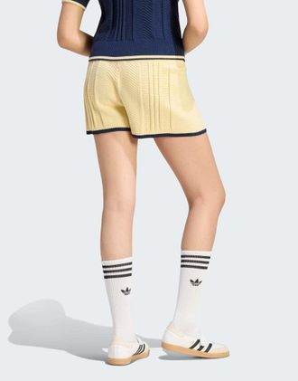 adidas Originals Strickshorts mit Zopfmuster in Warm Vanilla-Gelb