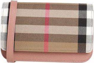 Burberry SACS - Sacs Bandouli&egrave;re sur YOOX.COM