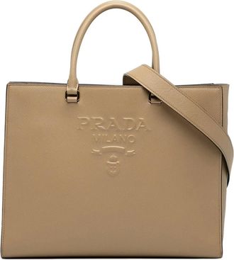 Prada Hobo Bags - Large Saffiano Lux Embossed Logo Convertible Tote - Gr. unisize - in Braun - für Damen