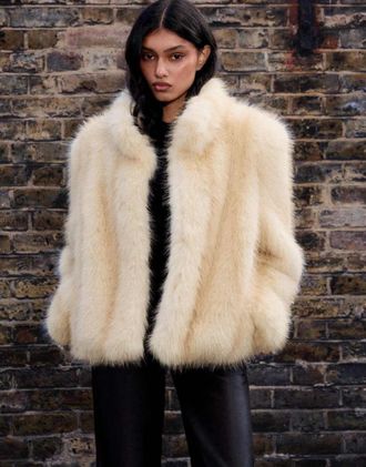 Bershka veste en faux-fur ajust&eacute;e &agrave; &eacute;paules rembourr&eacute;es &eacute;cru-Blanc