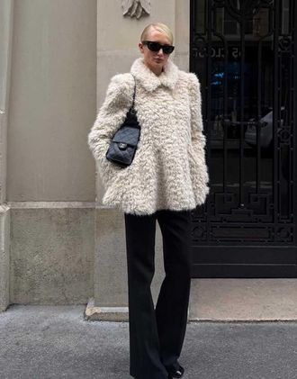 NA-KD Jacke mit runden &Auml;rmeln aus Kunstpelz in Beige-Neutral