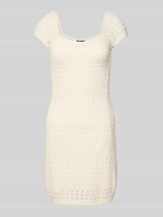 Review Strickkleid mit Strukturmuster und Wellensaum