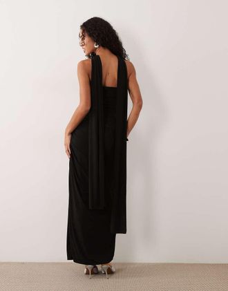 Tfnc schimmerndes tr&auml;gerloses Maxikleid mit Raffungen und Schal in Schwarz