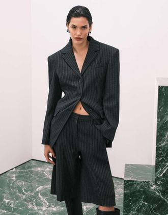 Asos Longline-Blazer in Schwarz mit Nadelstreifen und auff&auml;lliger Schulterpartie