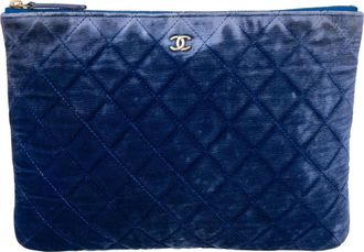 Chanel Crossbody Bags - Chanel Bleu Quilted Velvet CC Clutch - Gr. unisize - in Blau - f&uuml;r Damen