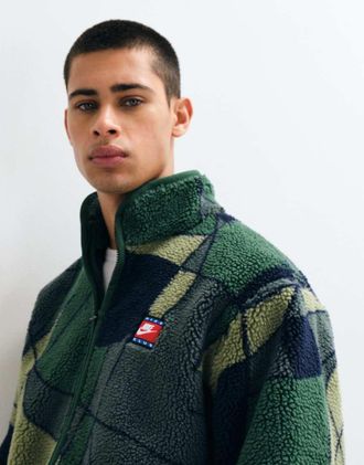 Nike Club Winter Fleece mit Allover-Print in Gr&uuml;n
