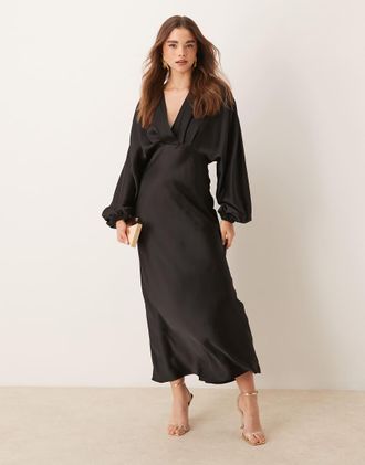 Gina Tricot Gina Tricot - Robe longue en satin avec col V et manches volumineuses - Noir