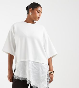 Vero Moda Curve t-shirt oversize asym&eacute;trique avec bordure en dentelle en blanc