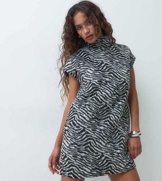Asos Petite ASOS DESIGN Petite hochgeschlossenes Minikleid mit flauschigem Zebra-Print-Multi