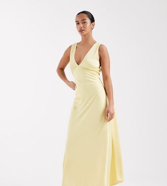 Tfnc Petite Linvit&eacute;e - Robe longue &agrave; col V en satin lac&eacute;e dans le dos avec foulard - Jaune
