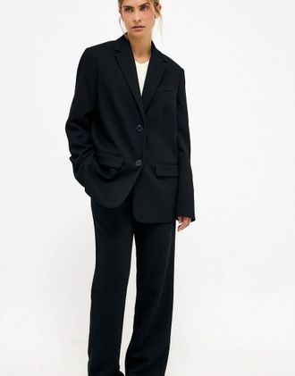 NA-KD Katarina Krebs - Pantalon &eacute;vas&eacute; en serg&eacute; &agrave; taille mi-haute - Noir