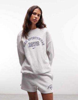 Nike Studio Fleece Oversize Varsity-Sweatshirt in Hellgrau