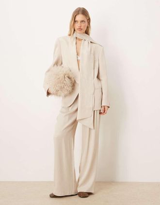 Asos Elegante Hose aus Satin in Cremewei&szlig; mit weitem Bein und tiefen Bundfalten