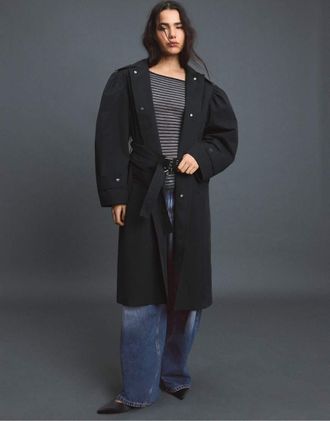 Stradivarius Trenchcoat mit volumin&ouml;sen &Auml;rmeln in Schwarz