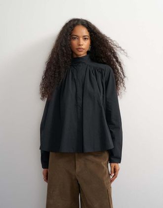 Topshop hochgeschlossenes Hemd mit Ballon&auml;rmeln in Schwarz