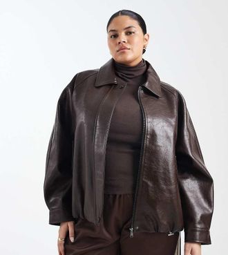 Asos Curve ASOS DESIGN Curve - Oversize-Bomberjacke in schokobrauner Lederoptik-Brown