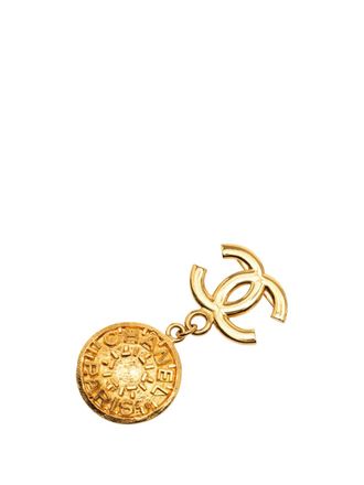 Chanel broche en plaqu&eacute; or &agrave; m&eacute;daillon CC (1995)