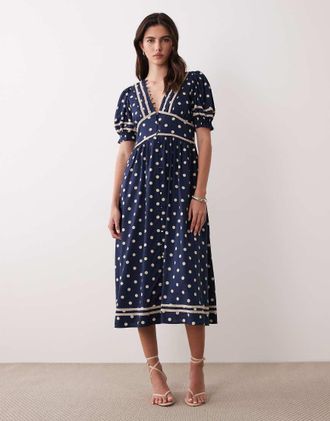 Nobody's Child Saffy - Robe mi-longue &agrave; pois et manches bouffantes - Bleu marine