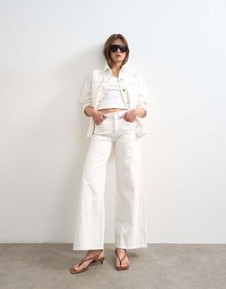 Topshop Horizon - Jeans in Wei&szlig; mit weitem Bein und mittelhohem Bund