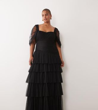 Lace & Beads Plus robe longue en tulle &agrave; d&eacute;collet&eacute; en coeur, &eacute;paules tombantes, volant asym&eacute;trique, noire
