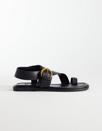 schuh Tanvi - Sandalen aus schwarzem Leder mit Zehenschlaufe, Kn&ouml;chelriemen und Schnallendetail