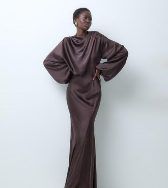 Asos Tall ASOS DESIGN Tall robe longue satin &agrave; manches blouson asym&eacute;triques marron