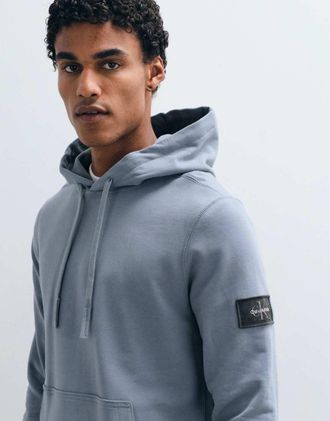 Calvin Klein Jeans sweat &agrave; capuche en molleton avec badge gris