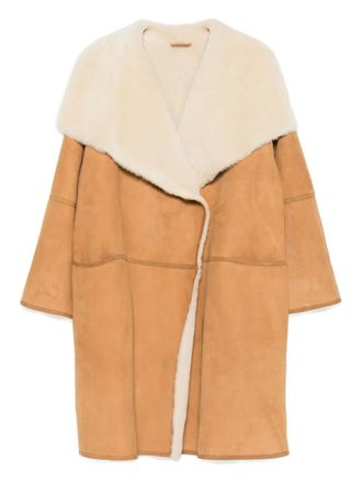 Toteme manteau en peau lain&eacute;e &agrave; design drap&eacute; - Marron