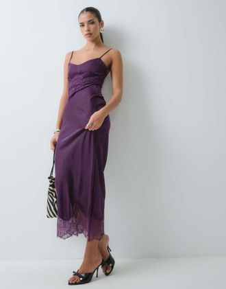 Asos Satin- und Spitzen-Camisole-Maxikleid in Lila