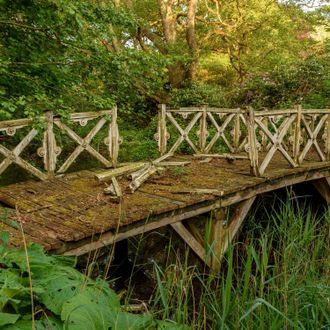 Wallario Glasplatte, Schutzplatte 55 x 55 cm - geeignet für IKEA Lack Tisch, für Beistelltisch/Couchtisch, Verwunschene Brücke