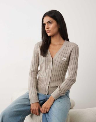 Calvin Klein Jeans Strickjacke mit gewebtem Label, V-Ausschnitt, Rippstruktur in Oatmeal-Neutral