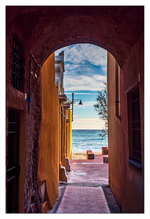 Wallario selbstklebendes Poster - Traumhafter Blick aus Gasse, Aufkleber in Premiumqualit&auml;t, Klebefolie Gr&ouml;&szlig;e: 61 x 91,5 cm (Maxiposter)