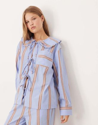 Asos Pyjama aus Hemd mit Schleifenverschluss und Hose mit weitem Bein in Blau und Braun gestreift-Bunt