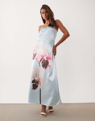 Vero Moda Tr&auml;gerloses Satin-Maxikleid in Blassblau mit platziertem Orchideen-Print